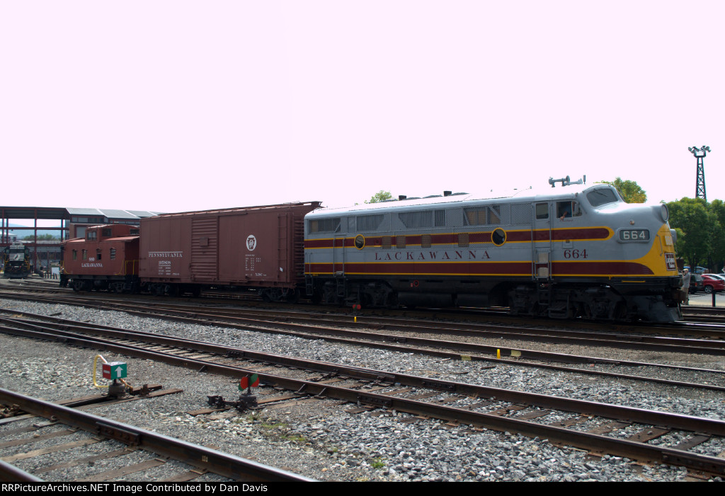 "DLW" F3A 664 on the Yard Shuttle